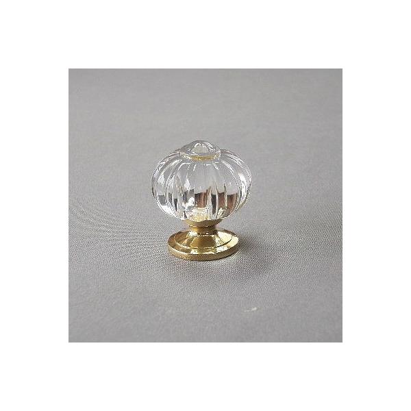 透明な輝きが素敵なアクリル製のパンプキン型家具用ノブ（つまみ）です。台座部分は、真鍮に金色メッキで仕上げてあります。食器棚、洗面台、家具などの扉や引き出しに取り替えて使用してください。【サイズ】　高さ約32mm、直径約25mm、ネジ直径約4...
