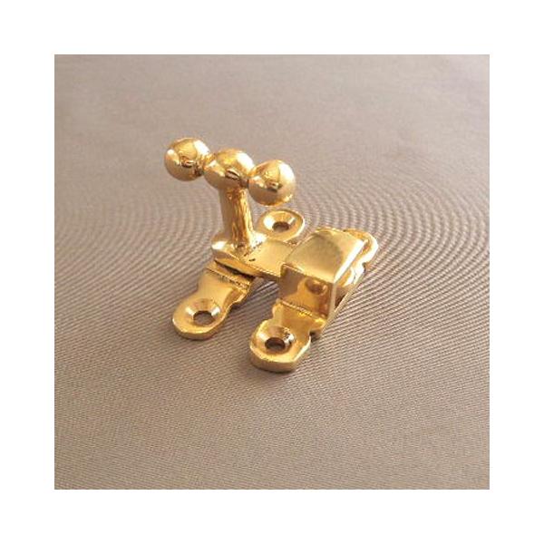 食器棚やカップボードなどの小さな扉に取付ける真鍮製掛け金です。とてもしっかりした造りになっています。起源は船の中で揺れで引き出しが飛び出すのを防ぐための金具のようです。*サイズ*ネジ取付け面の長さ*約39mm、取付け時の幅*約28mm、取付...