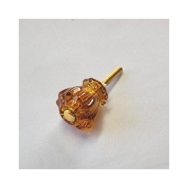 フルーティッドガラス家具用ノブ、色はアンバー。このガラスノブは、カットガラスではなく 鋳造ガラスですので小さな気泡があります。※注意！ネジの締め過ぎでガラスが破損する場合がございますのでご注意ください。※輸入された時期により、色や形が微妙に...