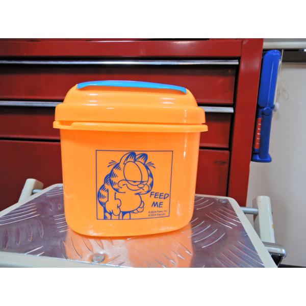 GARFILD 2L Dust Box ガーフィールド 2L ダスト ボックス鮮やかなカラーの蓋つきゴミ箱です。アメリカンキャラクターのガーフィールドのイラストプリント蓋には GARFILDのロゴがプリントされています。コンパクトサイズでな...
