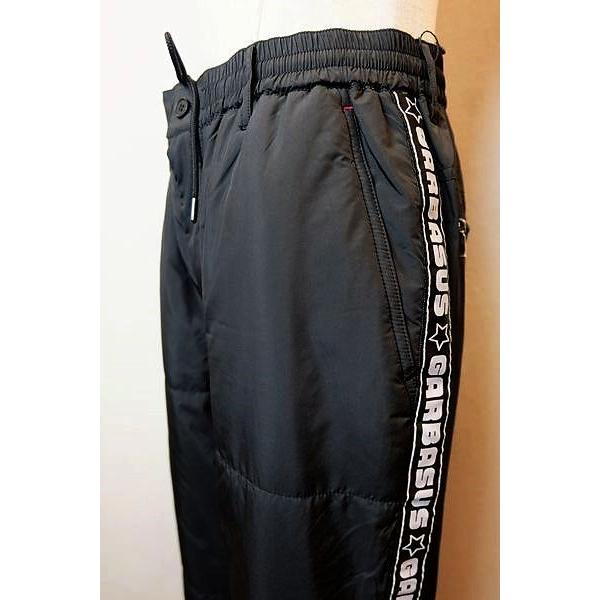 メンズファッション　ブランド「アンジェロガルバス　中綿入りウインドパンツ」軽く暖かくモコモコしない中綿入りで裏起毛、ロゴテープ使いが特徴の中綿ウインドパンツです。裾絞り付きです。同素材中綿ブルゾン(別売253103-03)ございます。上下セ...