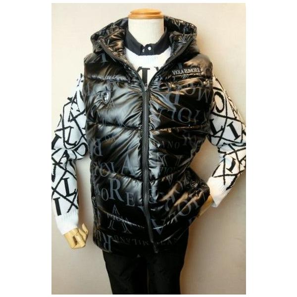 メンズファッション　ブランド「ヴィオラ　ロゴプリントシャイニー中綿ベスト」光沢感のある総ロゴプリント柄のシャイニー生地使用のフード付き中綿ベストです。フードは取り外し可能、アームホールには内蔵ゴム、裾は絞り付きです。若干タイトなシルエットで...