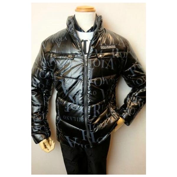 メンズファッション　ブランド「ヴィオラ　ロゴプリントシャイニー中綿ジャケット」光沢感のある総ロゴプリント柄のシャイニー生地使用の中綿ジャケットです。袖口は内蔵ゴム、裾は絞り付き、若干タイトなシルエットです。<br><br&...