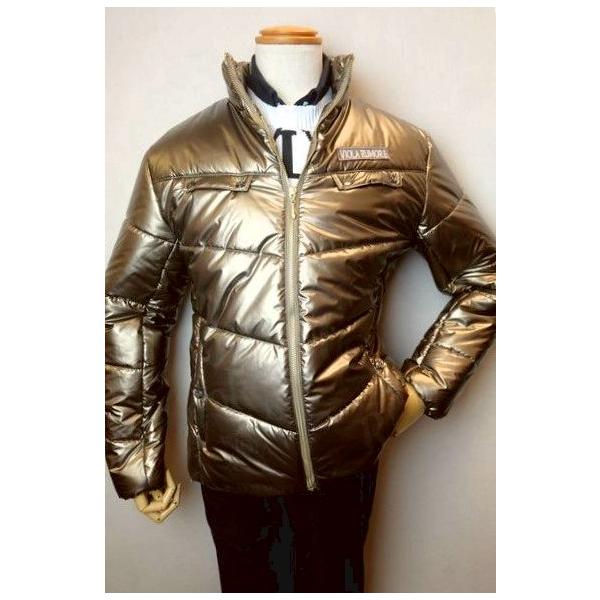 メンズファッション　ブランド「ヴィオラ　ロゴプリントシャイニー中綿ジャケット」光沢感のある総ロゴプリント柄のシャイニー生地使用の中綿ジャケットです。袖口は内蔵ゴム、裾は絞り付き、若干タイトなシルエットです。<br><br&...