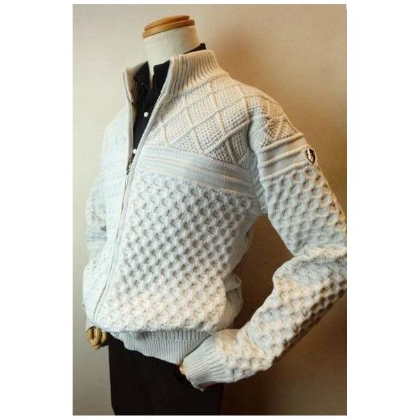 メンズファッション　ブランド「ヴィオラ　デザイン編み柄ニットブルゾン」凹凸感・立体感のあるデザイン編み柄が特徴、インナー使いも可能なニットブルゾンです。裏地無し、サイドポケット有りです。若干タイトなシルエットです。<br>&lt...