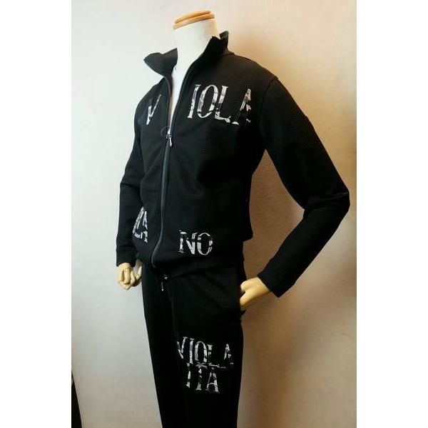 メンズファッション　ブランド「ヴィオラ　ロゴ刺繍ラッセル地トラックジャケット＆ジャージパンツ上下スーツ」軽く通気性に優れたラッセル生地使用、迷彩調ロゴ刺繍が特徴のトラックジャケット＆ジャージパンツ上下セットです。トラックジャケットは袖・裾口...