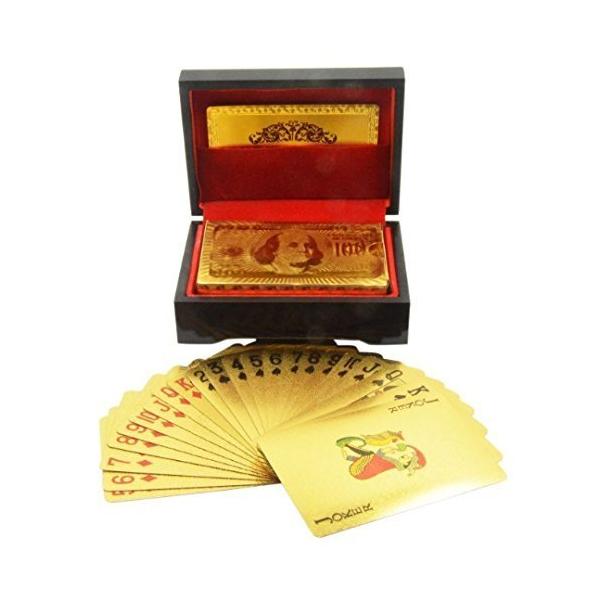 純金のような輝きのゴールドカラーのトランプが豪華絢爛です。リッチな気分で豪華なカードゲームが楽しめます。扱いやすいプラスチック製品です。高級感のある黒い木箱に入っています。サイズ:カード*8.8cm*5.8cm / 専用ケース*幅11cm*...