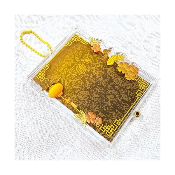 H9cm*W6.6cm以内のカードやアクリルスタンド、キーホルダーなどのグッズを入れて持ち歩くことができるアクリルフレーム3重になっているアクリルをスライドさせ、真ん中に缶バッジやアクリルスタンド等のグッズを入れられる仕様サイズ：W8cm*...