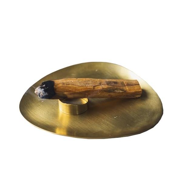 *鍮製の受皿と円形のスタンドのセットです。*スタンドは受皿とは別体ですので、適当な位置に調整してお使いください。*職人の手によりひとつひとつ手作りです。それぞれ異なる顔をしている、一品物となります。*真鍮受皿は表面をコーティングしていません...