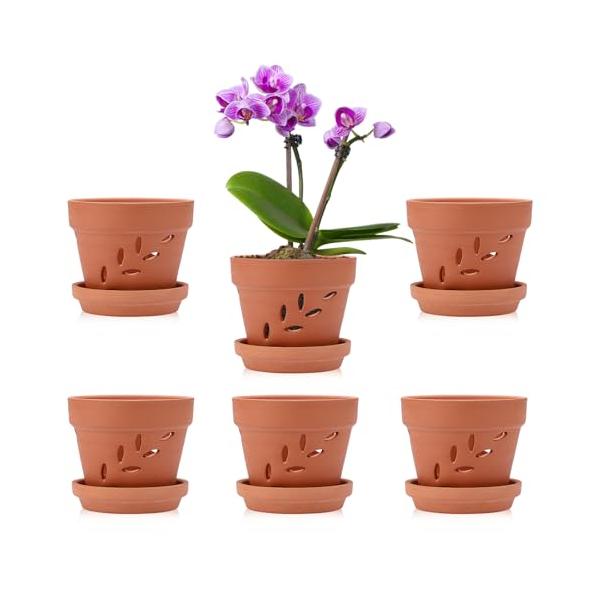 排水性と通気性が良い：植木鉢は排水性が高く通気性の良い赤土で作られており、水が素早く蒸発するだけでなく、四方から水が行き渡って根が均一に水を吸収するため、根の生育が良くなります。屋外での使用はもちろんですが、風通しが悪く採光の悪い屋内での使...