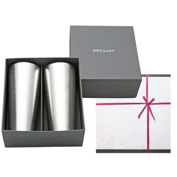 缶ビール1本がピッタリ入る大きめサイズの錫100％のビアカップです。鋳物であるこのビアカップは、鋳込む際にできる梨地調の少しザラザラとした鋳肌により、ビールのクリーミーな泡立ちを作り出します。また、熱伝導率がよいので、冷蔵庫に1-2分入れる...