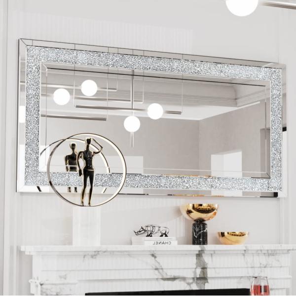 エレガントなウォールミラーにキラキラ光るクリスタルダイヤモンドが付いています。この鏡一つで豪華で高級感のある雰囲気ををプラスします。インテリアにこの装飾的で機能的なミラーをプラスすると、室内に奥行き感が生まれ、部屋がより広くより明るく感じら...