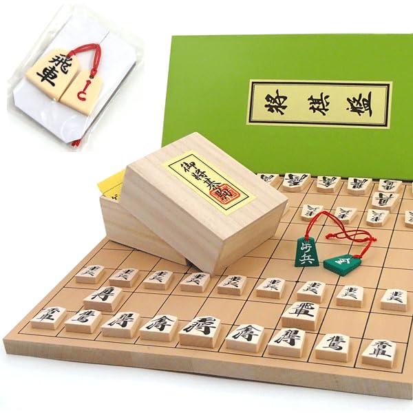 お子お子さまから大人の方まで将棋を楽しんで頂ける、囲碁ラボ人気ナンバー1の折れ将棋盤セットです。「プラスチック製根付」はお選び頂けません。 どんな「根付け」が入っているか、開けてのお楽しみ 新桂5号折将棋盤：サイズは約30*33cmとやや小...
