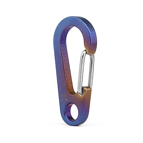 材質：チタン合金/軽量で硬質表面だけではなく、環境に優しい、皮膚に無害です。 非常に軽く、耐腐食性と耐錆性が良好です。 金属臭が無いです。 カラフルなチタンカラビナの特徴のひとつである幻想的な色、 これは、陽極酸化法という独自の発色技術を用...
