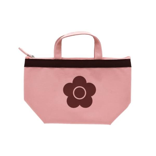 MARY QUANT MARY QUANT初の船形状の保冷バッグ。 中央のデイジーがポイントのスタンダードなデザイン。 背面には型押しのロゴをあしらいました。 少量の持ち運びに便利なミニサイズです。 バイカラーで大人っぽく持てる保冷バッグで...