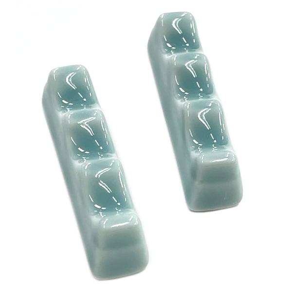 書道や水墨画を楽しむ時間を、もっと丁寧で快適に。青磁色が美しい陶器製の筆置き 2個セット です。岐阜県の伝統工芸である美濃焼の職人が、一つひとつ丁寧に仕上げています。手のひらにすっぽり収まるコンパクトサイズで、小筆や中筆を置くのに最適。筆先...