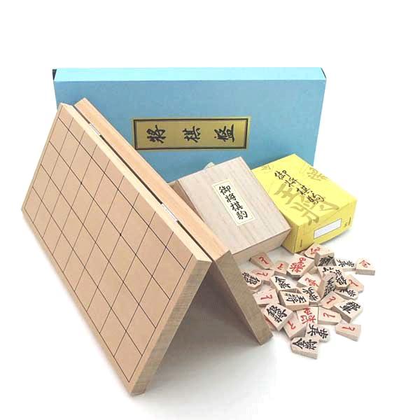 人気の日本製木製特選将棋駒と厚さ約18mmの新桂6号折将棋盤の携帯便利な木製将棋セット 木製将棋盤：新桂６号折れ将棋盤盤はアガチス材、サイズは30*33ｃｍとやや小ぶりですが、普通サイズの駒で遊べます。木製将棋駒：特選 桐箱入り)　天然木ア...