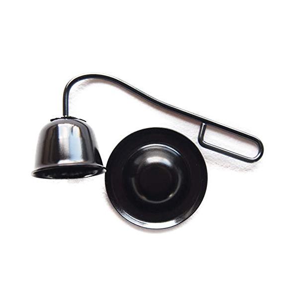 日本製、富山県の高岡製品。専用の皿が付いております。ロウソクは各サイズサイズあります。専用の置き皿付きです。息で吹いて消すのではなく、専用の火消しをお使いください。中サイズ11*、皿の直径5.5cm、キャップ部分直径3.5cmになります。ホ...