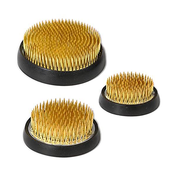 生け花の際に使用する丸形剣山の3点セットです。剣山を使えば花材が少なくとも生け花やフラワーアレンジメントが綺麗に仕上がります。複数個同時に使うこともできるため、ボリュームが欲しい時にもお勧めです。重みのある金属製になりますので、丈の長い花を...