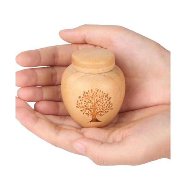 優雅なデザイン : 竹製で手作りされ、ポリッシュ仕上げを施したこの小型の遺灰用骨壷は、美しい芸術作品です。表面には生命の樹の模様が刻まれており、独特の形状が特徴です。このミニ骨壷は、大切な方への優雅な安息の場となり、ふさわしい追悼を捧げるこ...