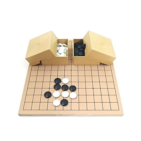 新桂9・13小路碁盤　碁盤は表面13路、裏面９路の兼用盤です。サイズ：約31cm*28.5cm　厚さ：約12mm　重さ542g碁石：プラスチック厚型碁石 厚さ約7ｍｍ 　白石84個黒石84個　強化樹脂製なので丈夫で割れにくいです。碁笥：普通...