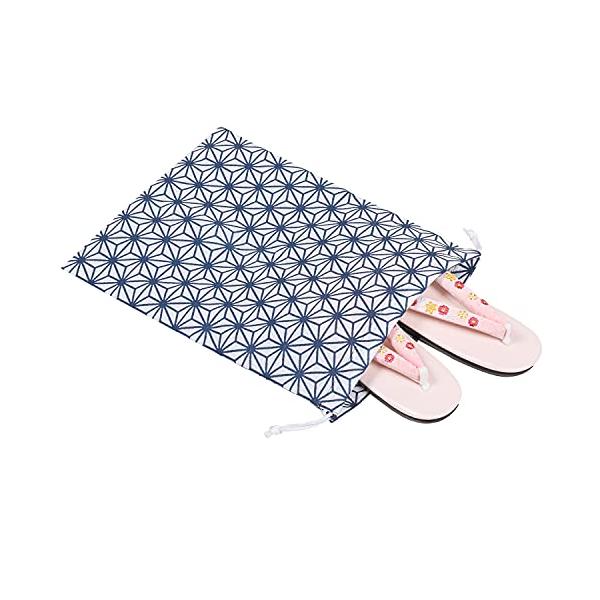 商品仕様 :サイズ/約幅30*高さ40cm、内容/1枚、カラー/ホワイト*ネイビー、柄/麻の葉柄、材質/ポリプロピレン 通気性の良い不織布製巾着 :通気性の良い不織布で和装小物を湿気やホコリから守り保管。 和装小物の収納にピッタリ :草履や...