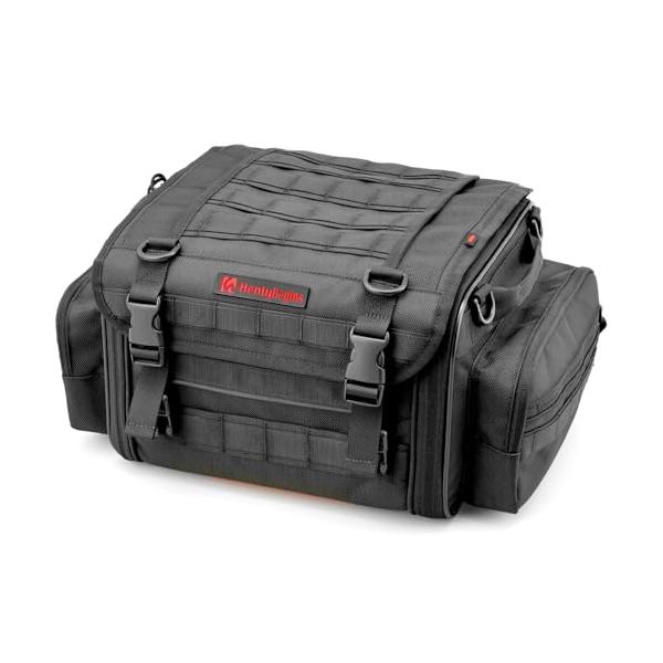 日帰りから1泊のツーリングに適している可変型バッグ選べる2つの固定方法。イージーリングベルトでバックルをはめるだけの簡単固定 / 従来の4点支持ベルト固定。バッグの前ズレや荷崩れ防止、乗降時の妨げになりにくい形状などアイデア満載のPRO仕様...