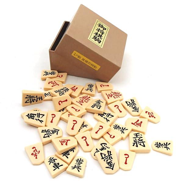 プラスチック製将棋駒歩心の裏赤Pケース入り※外箱の仕様が画像と異なっております。ご了承ください。少し薄めの駒です。 字体は上品ではっきりとして見やすいです。お子様にも気軽に使っていただけます。 多少汚れたり濡れてもふき取りが出来ます。おもち...