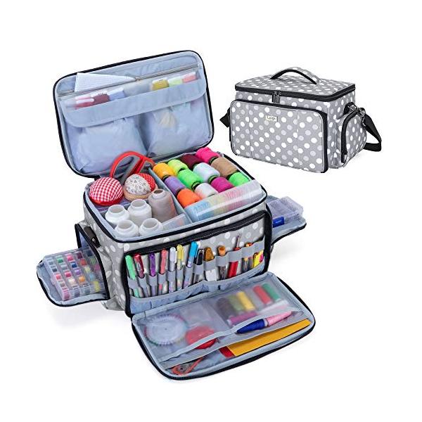 メイン室 2つの取り外し可能な仕切りパッド付きのメイン室には糸のスプール 高さ19cm以下 を整理することができます。内側の3つのトップポケットには裁縫道具を収納することができます。 外ポケット 前ポケットにはマーキングペン、巻尺、はさみな...