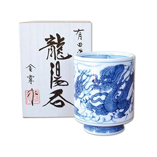 勇ましい龍の絵柄は、一説ではすべての運気が上昇するエネルギーの源とされており、縁起物としても人気の高いデザインです。すべて有田焼の職人が手書きで描き込んだ、高級湯呑み。納得の品質です。 サイズ 径8.8cm*高さ11.2cm 寿司湯呑みサイ...