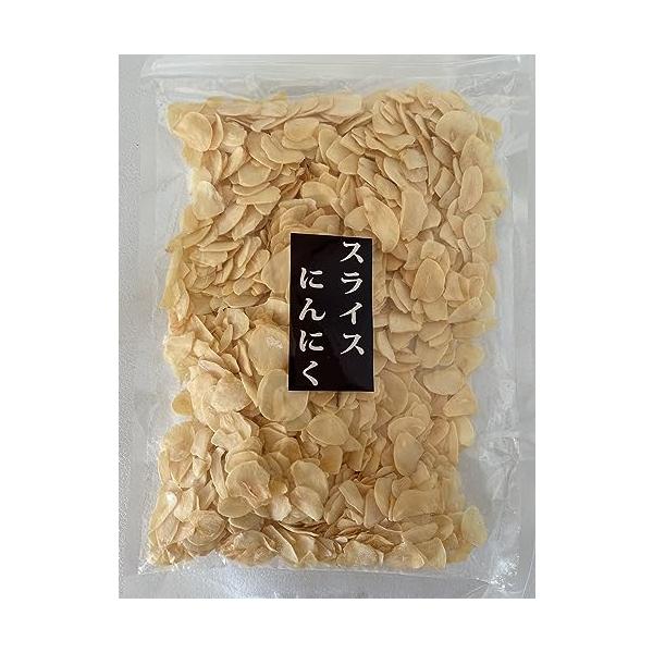 にんにくをスライスにして乾燥させました。そのまま料理に使えて便利です!原材料名　にんにく 原産国名　中国 栄養成分表示(100g当たり)：エネルギー　352kcal　たんぱく質　　15.8g　脂質　　3.4g　炭水化物　　69.3g　食塩相...
