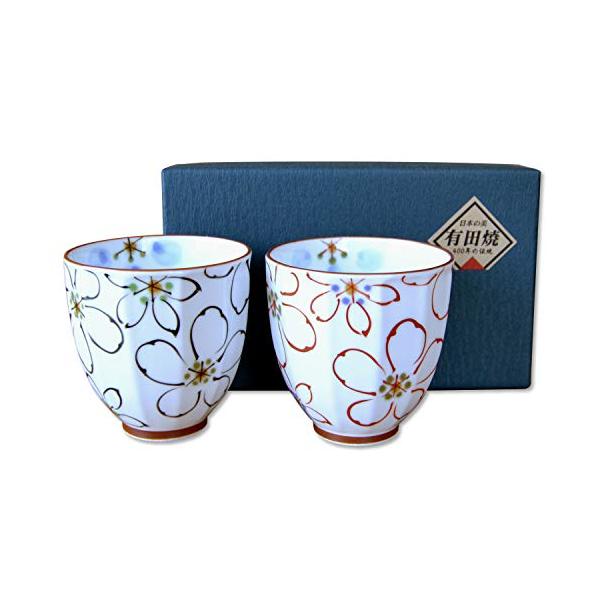 サイズ  黒 径7.6ｃｍ*高さ7.8ｃｍ /  赤 径7.6ｃｍ*高さ7.8ｃｍペアーで贈答用のギフト箱に入れてお届けします 包装済み ご結婚のお祝いから、古稀、傘寿、米寿、卒寿など長寿のお祝いまで幅広く人気のデザイン有田焼の湯呑です。お...