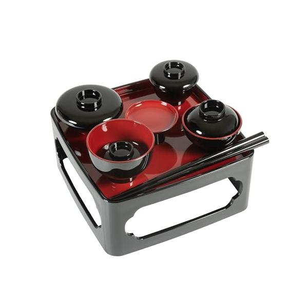 現代のコンパクトなお仏壇に合わせたミニサイズの仏膳です。飯椀(ご飯入れ)、汁椀、平椀、高月、壺椀、お箸、お膳がセットになっています。この製品のみで、お供え時に必要なひととおりの仏具用品小物がそろいます。茶碗や供物台などすべて樹脂製のため、水...