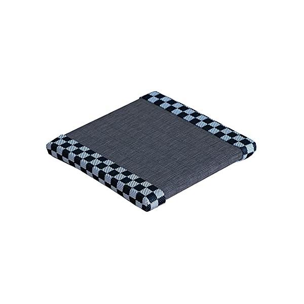 ダークブラウンの畳に市松模様の縁をあわせたおしゃれなミニ畳です。 数量  1枚　 サイズ  約15cm x 15cm 厚さ 約2cm / 1枚あたり　 重量  約110g / 1枚あたり 畳表  国産和紙製 ダイケン 健やかおもて ・引目織...