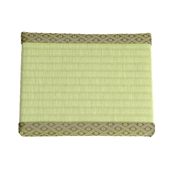 商品名  彩りの畳　長角 中 全体の横幅  約 25.5cm * 全体の縦幅  約 20cm 畳だけの横幅  約 25cm * 畳だけの縦幅  約 15.5cm 高さ  約 2cm 特徴１ 撥水加工の 小さなたたみ です。 特徴２ イ草風の...