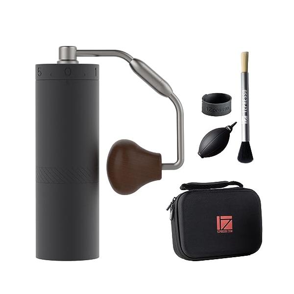 外部挽き目調整で簡単操作  本体外側の調整ダイヤルにより、挽き目を直感的に変更可能。ゼロ位置へのリセットが簡単。毎回安定した設定が可能な コーヒーグラインダー です。25〜30g容量のマグネット式カップと相まって、快適な コーヒーミル 手動...