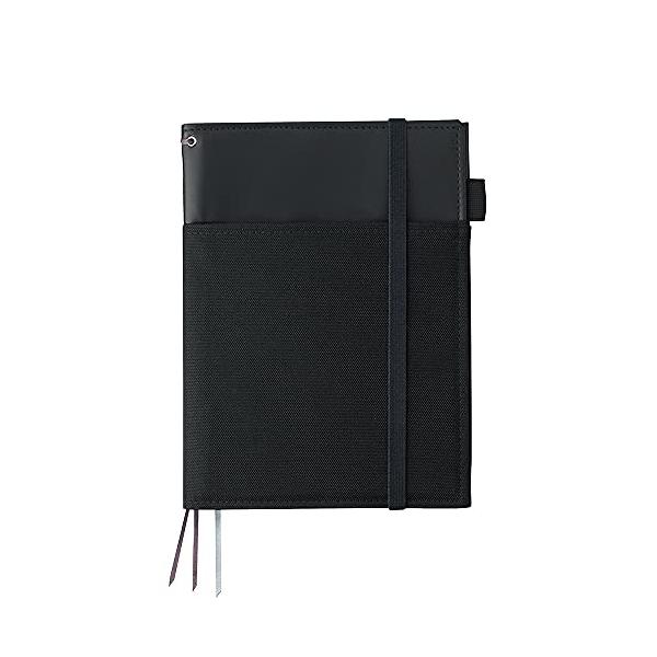 ノートサイズ:3号(A5)製本様式:ツインリングとじ罫内容:中横罫(エッジタイトル罫入り)表紙にははっ水加工を施した、耐久性のある素材を採用しました。ノートやスケジュール帳などの2冊収容に適したカバーノートです。収容幅が広く、リングノートを...