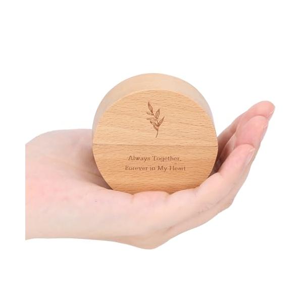 いつでも、どこへでも、一緒に行ける。  大切な方との絆を、どこまでも。 ミニサイズで携帯しやすい天然木のミニ骨壷は、あなたの毎日を共に歩みます。 バッグに入れてもかさばらず、いつでもどこへでも連れて行けます。 このようなお悩みありませんか ...