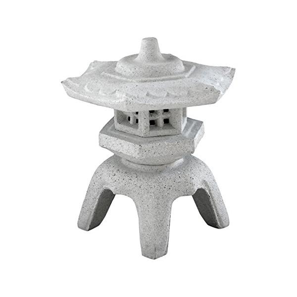 製造:日本製組み立て後サイズ:幅約30cm 奥行約30cm 高さ約33cm材質:人工御影石ご使用環境によって白華現象(カルシウム分が浮き出す白い跡)や凍害による割れが起きる場合がございます。組み立て式ホーム＆キッチン:仏具・神具:仏壇・神前用灯籠
