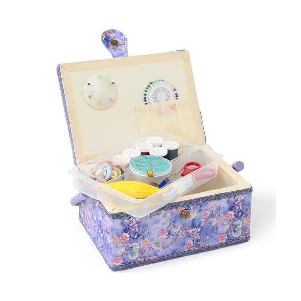 ソーイングボックスでソーイングのあらゆるニーズに対応。ヴィンテージプリントと折りたたみ式ハンドルで持ち運びも簡単。ソーイングキットボックスに付属の整理トレーで整理整頓。ソーイング用品やアクセサリーの仕分けに最適です。ソーイング用品を収納する...