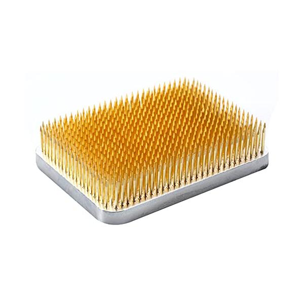 重量:約385g全体寸法(約):長辺83mm*短辺58mm*高さ21mm針寸法(約):太さ直径1.4mm*高さ13mm針の本数:276本包装形態:化粧箱セイフティタイプ:剣山を簡単に水から取り出せる鎖付の金具ゴムリング付:水盤を傷つけないよ...