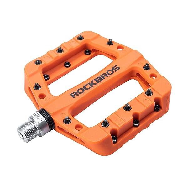 頑丈と耐久性 ナイロン繊維材料トレッド、軽量で頑丈です。ルオモリブデンスチールアクスル、耐摩耗、耐腐食、耐久性を保障します。 優れたグリップ 両面に総計20個滑り止めピンが付き、厚い泥が覆われても、足がペダルから滑り落ちることを心配なく、サ...