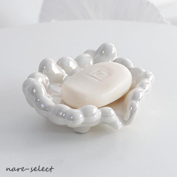 材質陶器サイズ約150×115×55mm主張しないシンプルなデザイン浴室で邪魔に感じないサイズ・色・かたちを追求しました。シンプルなデザインで浴室の雰囲気と調和します。きれいに暮らす。シリーズ使っている時も・使っていないときも??きれい??...