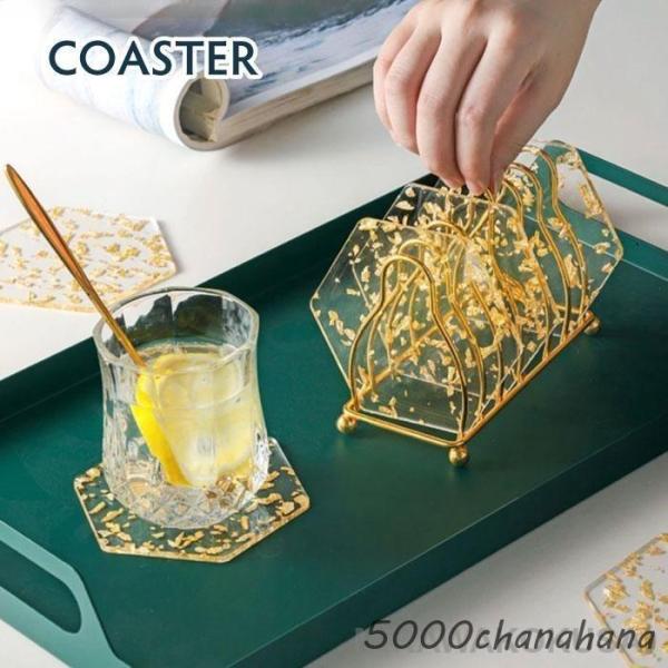 クリアな中にゴールドのデザインを散りばめた六角形コースターです。アクリル素材で厚みがあるので耐久性に優れています。おうち時間に、またプチギフトとしても最適です。【注意事項】■商品のお色は撮影時の環境、ディスプレイの発色などにより実物と多少の...