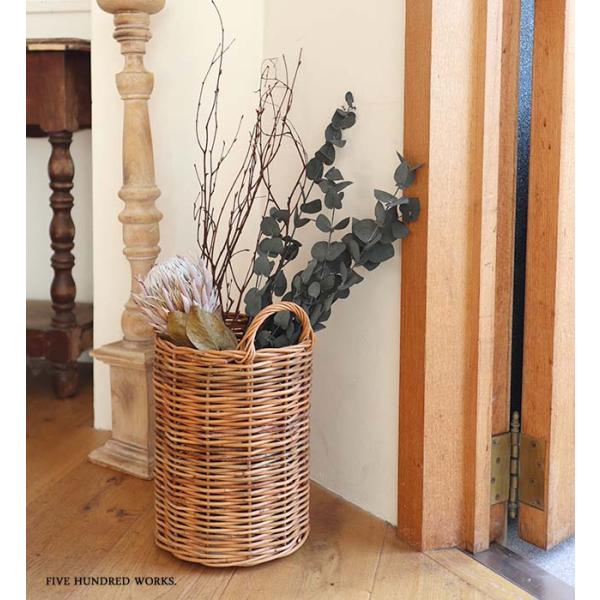 【商品名】THE AROROG アラログトールバスケットSサイズ【商品説明】ヨーロッパの蚤の市でみつけたような風合いと優しい印象に感じる 「THE AROROG」シリーズ。皮つきラタンの味わいが大好きな方に是非おすすめのアイテムです。スリム...