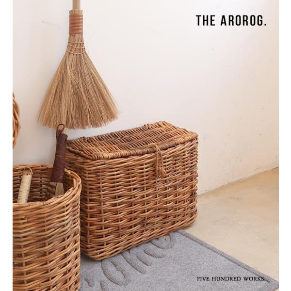 【商品名】THE AROROG アラログふた付きスリムバスケットL【商品説明】ヨーロッパの蚤の市でみつけたような風合いと優しい印象に感じる 「THE AROROG」シリーズ。皮つきラタンの味わいが大好きな方に是非おすすめのアイテムです。こち...