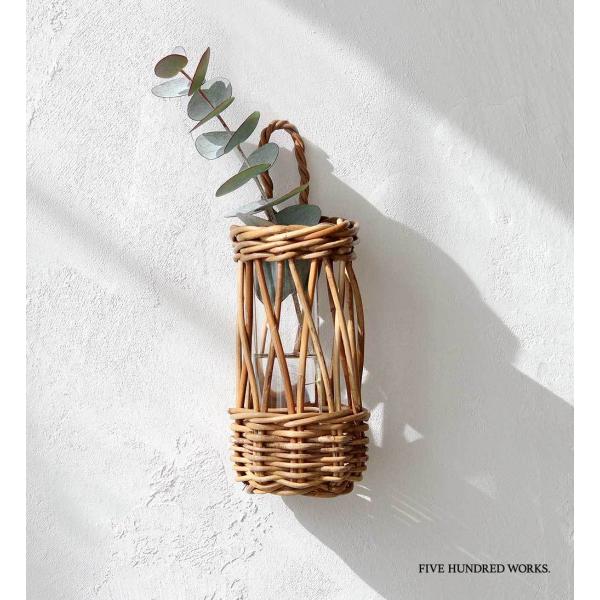 【商品名】アラログ ハンギングフラワーベース【商品説明】さっとお花を入れるだけで様になるデザイン。 壁掛けせずテーブルに置いても◎。アラログバスケットの中にガラスベースが入っているので、 生花も飾ることが出来ます。ガラスベースだけ取り外すこ...