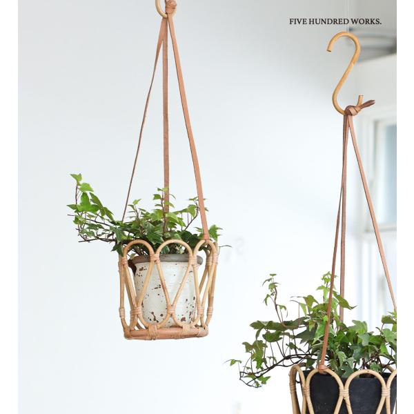 【商品名】JUGLAS ユグラ ハンギングポット S【商品説明】JUGLAS(ユグラ)シリーズにハンギングポットが加わりました。 本革紐とラタンの曲線がマッチしたデザインです。 Sサイズは直径12cm(4号鉢サイズ)までの鉢に対応しています...