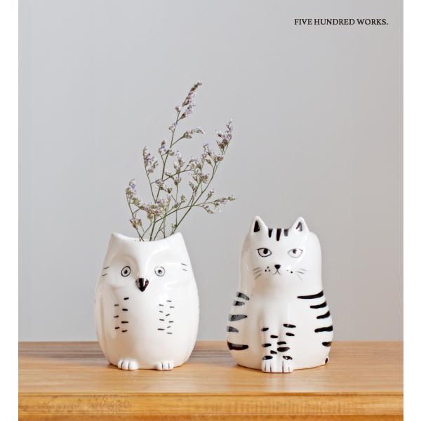 【商品名】Sceneryvase(シナリーベース) シナリー モチーフフラワーベース【商品説明】動物をモチーフにした磁器製のフラワーベース。白い磁器で出来たぽってりとした丸い体に、黒の釉薬を使いハンドメイドで動物の表情を仕上げました。玄関や...