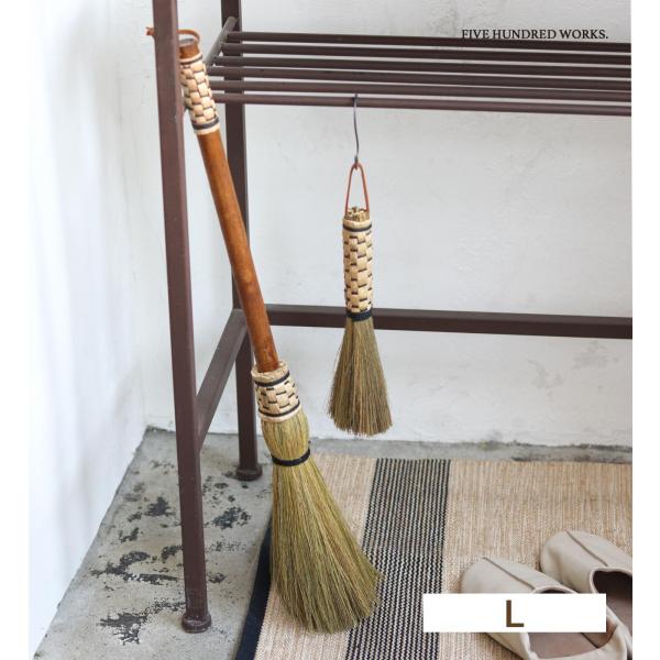 【商品名】タイガーグラス 丸ほうき Lサイズ【ブランド】Creer(クレエ)【商品仕様】size：約 φ110×h730mm重量：約 260g素材：タイガーグラス、ユーカリウッド、ウォーターヒヤシンス、レザー原産国：ベトナム